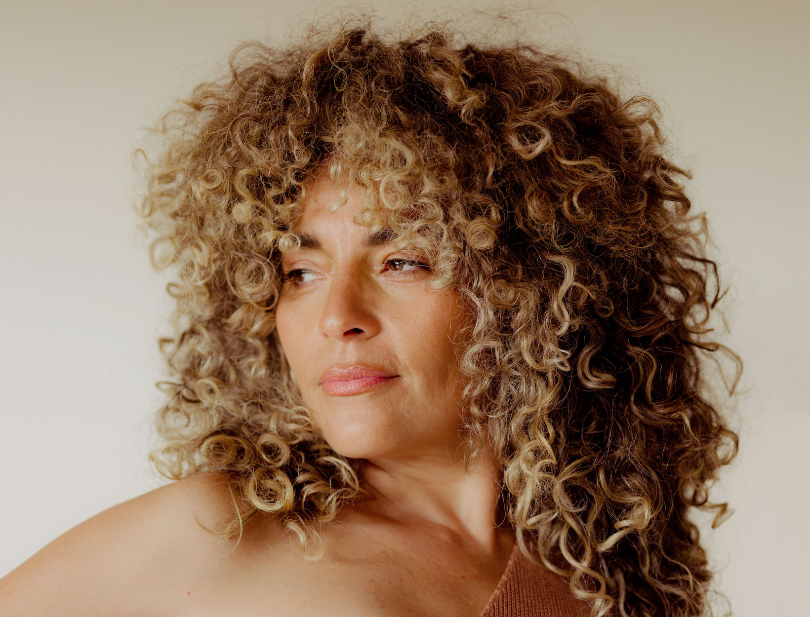 Summer Frizz Hair Tips from Hairstylist Helen Reavey - goop